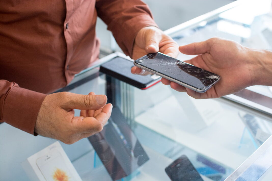 What You Should Know About DIY vs. Professional Phone Repairs